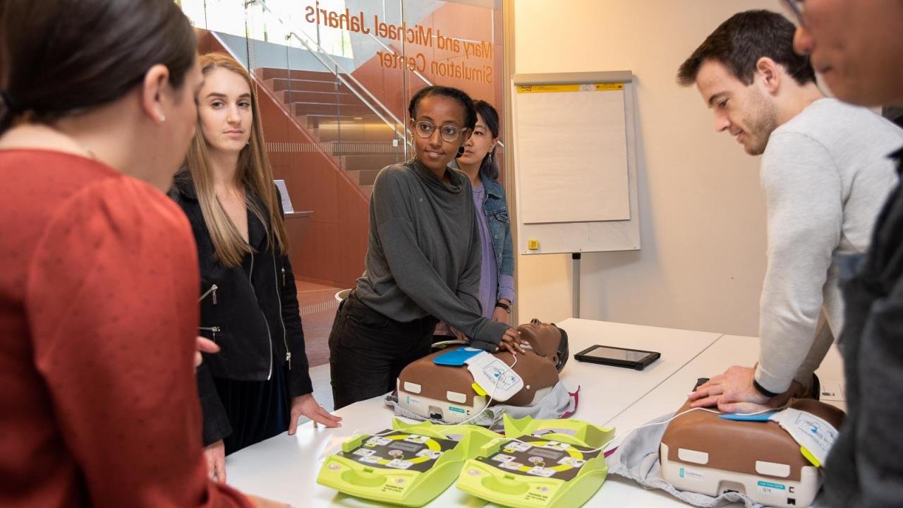 First-Year Medical Students Learn Emergency Medicine Skills | Columbia ...